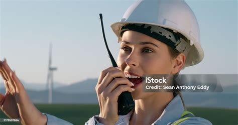 풍력 에너지 여성 및 라디오는 커뮤니케이션 프로젝트 관리 또는 혁신을 위한 분야입니다 검사 지시 또는 재생 가능한 자원 전력을 위한 풍차 농장의 엔지니어 대화 또는 기술자
