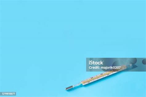 파란색 배경에서 체온을 측정하기위한 유리 온도계 공간을 복사합니다 텍스트 삽입을 위한 빈 공간 감기와 독감에 대한 스톡 사진 및 기타 이미지 Istock