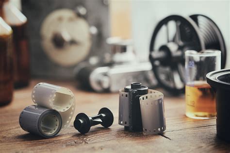 배경에 오래된 사진 필름 롤 카세트 및 사진 장비 필름 릴 복고풍 카메라 타이머 및 화학 시약이있는 탱크를 개발합니다 0명에 대한 스톡 사진 및 기타 이미지 Istock
