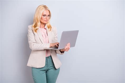 좋은 매력적인 세련 된 콘텐츠 심각한 물결 모양의 여자 컨설턴트 손 노트북 Wifi 원격 직업 공석 밝은 흰색 회색 파스텔 배경 위에 고립 된 초상화 경영자에 대한 스톡