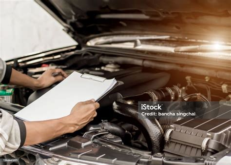 수리 기계 자동차 서비스 및 유지 보수를 위해 클립 보드에 쓰기를 검사와 자동차 엔진을 검사 자동차 정비사 수리 개념에 대한 스톡 사진 및 기타 이미지 Istock