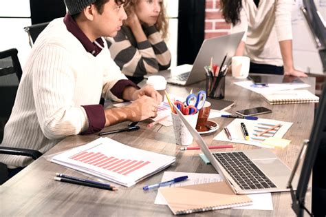 사무실에서 일을 논의 하는 창의적인 비즈니스에서 Businesspersons의 그룹 경영자에 대한 스톡 사진 및 기타 이미지 경영자 계획 나이 Istock