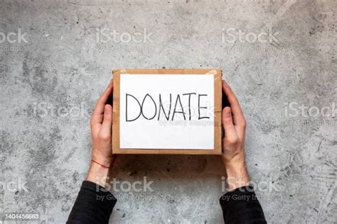손에 기부금이 든 상자를 들고 회색 배경에 인도주의적 원조를 한다 기부함에 대한 스톡 사진 및 기타 이미지 기부함 자선기부 의존 Istock