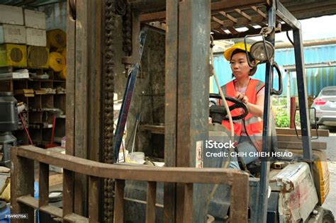 안전복과 헬멧을 쓴 지게차 운전사 위치에 있는 아시아의 젊은 여성 블루칼라 노동자 물류 선적 창고인 공장에서 지게차를 운전하는 여성 노동자 40 44세에 대한 스톡 사진 및