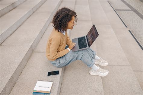 웃는 여성 관리자는 외부 계단에 앉아있는 동료와 화상 회의를 합니다 25 29세에 대한 스톡 사진 및 기타 이미지 25 29