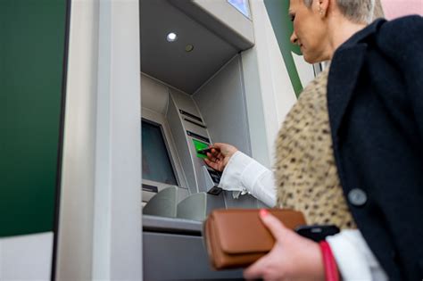Atm 기계에서 돈을 인출하는 중년 여성 고객에 대한 스톡 사진 및 기타 이미지 고객 관능 금발 머리 Istock