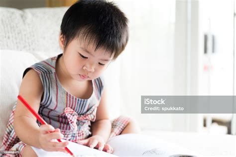 행복 한 귀여운 어린 소녀 미소 그리고 빨간 연필 들고 그리기 책에 쓰기 숙제를 아이 교육 개념 공부에 대한 스톡 사진 및 기타 이미지 Istock