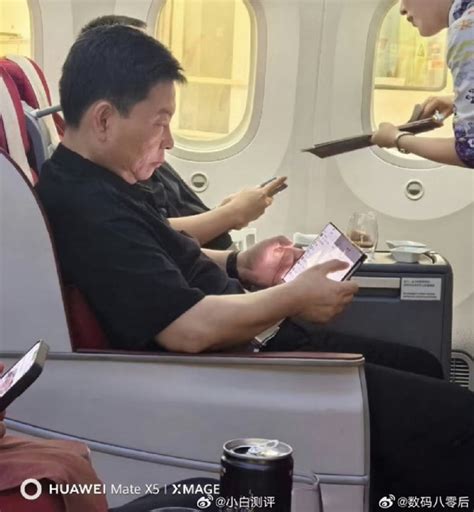 Ponsel Lipat Tiga Huawei Terlihat Untuk Pertama Kali Digunakan Petinggi Perusahaan Okezone Techno