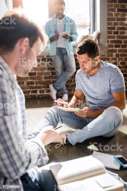 소규모 비즈니스 사무실에 새로운 비즈니스 프로젝트에서 작업 하는 젊은 전문가 기업 재무와 산업에 대한 스톡 사진 및 기타 이미지 기업 재무와 산업 남자 남자 사업가