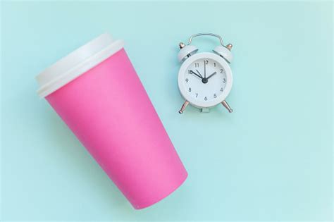 블루 파스텔 컬러의 배경에 고립 된 심플 한 평면 디자인 핑크 종이 커피 컵과 알람 시계 개념에 대한 스톡 사진 및 기타 이미지