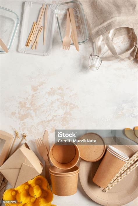 에코 크래프트 종이 식기 흰색 배경에 종이 컵 요리 가방 패스트 푸드 용기와 나무 칼붙이 재활용 또는 폐기물 제로 개념 맨 위 보기입니다 공간을 복사합니다 플랫 레이