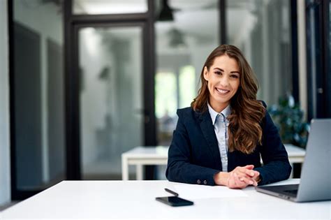 사무실에서 노트북으로 작업하는 예쁜 사업가의 초상화 30 34세에 대한 스톡 사진 및 기타 이미지 30 34세 고용과 노동 기업 문화 Istock