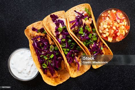 닭고기 구운 채소 양파 보라색 양배추를 곁들인 전통 멕시코 타코와 화이트 소스와 레드 소스가 함께 제공됩니다 맨 위 보기 어두운 배경 복사 공간 0명에 대한 스톡 사진 및