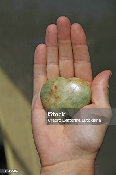 손 돌 천연 석 영의 마음을 보유 하고있다 손에 심장 심장의 모양에 있는 돌 사랑 하는 부적 젠 스파 개념에 대한 스톡 사진 및 기타 이미지 Istock