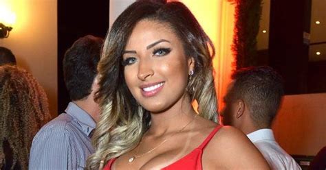 ACONTECE Festa badalada tem Jacqueline Mercedes chamando a atenção