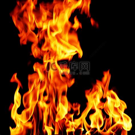 火焰接近黑色背景高清摄影大图 千库网