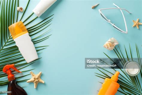 이 머스트 해브 아이템으로 햇볕에 그을린 피부를 준비하세요 라벨이 없는 자외선 차단제 오일과 Spf 크림 병 유리잔 조개껍데기 불가사리 야자수 잎이 빈 공간이 있는 파스텔