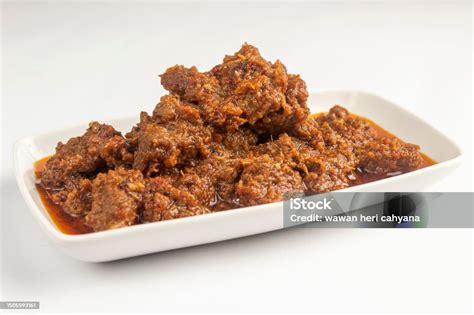 렌당 다징의 전통 음식 비프 스튜와 코코넛 밀크에 다양한 허브와 향신료를 넣어 만들었습니다 흰색 배경에 격리 0명에 대한 스톡 사진 및 기타 이미지 Istock