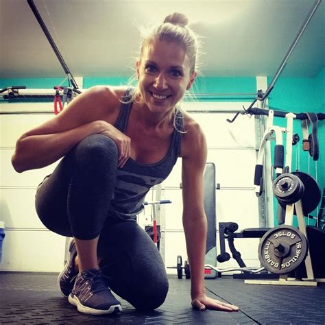 Women Kneeling Down On One Knee Freeones Forum The Free Munity