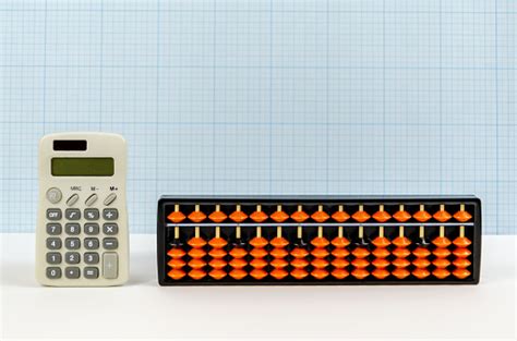 현대 계산기는 정신 산술을위한 주판의 옆에 서 있습니다 수학 학습의 개념 주판에 대한 스톡 사진 및 기타 이미지 주판 0명