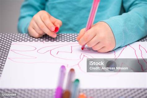 흰색 점이 있는 탁자 위에 놓인 흰색 종이에 컬러 펜으로 놀고 그림을 그리는 다섯 살 소년의 클로즈업 가린 얼굴에 대한 스톡 사진 및 기타 이미지 Istock