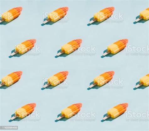 파스텔 배경에 다채로운 홈 메이드 아이스크림 아이스 아이스캔디 최소한의 여름 개념입니다 플랫 레이 로켓에 대한 스톡 사진 및 기타 이미지 Istock