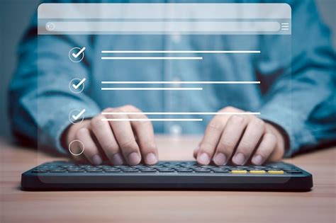 Homme Daffaires Utilisant Le Clavier De Lordinateur Pour Cocher La