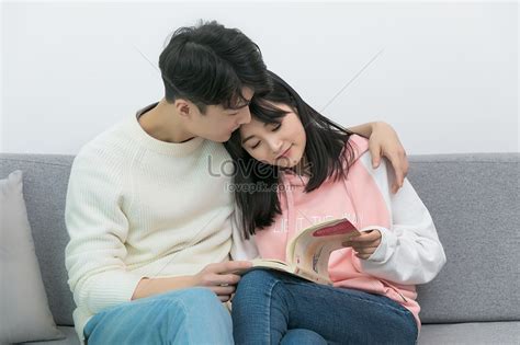 애인 있는 책을 읽은 거실 소파에 사진 무료 다운로드 Lovepik