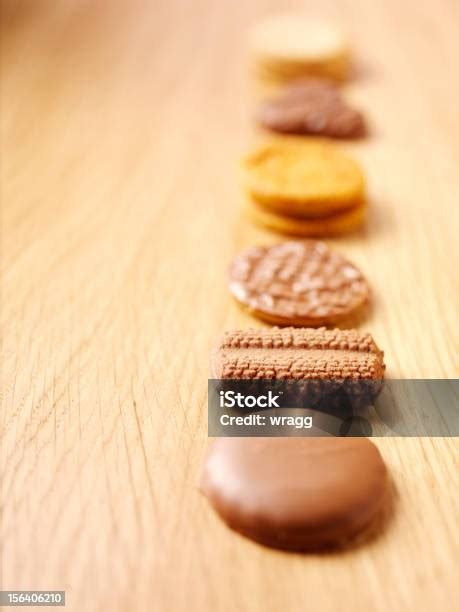 Biskuit Cokelat Dan Krim Dalam Satu Baris Foto Stok Unduh Gambar Sekarang Cokelat Makanan