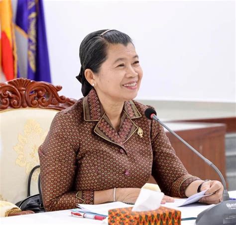 នាយឧត្តមសេនីយ៍ ផ្កាយមាសបួន ម៉ែន សំអន ជាស្រ្តី ទីមួយកាន់តំណែង ឧបនាយករដ្ឋមន្រ្តី និងមានគោរមងារសម្តេច