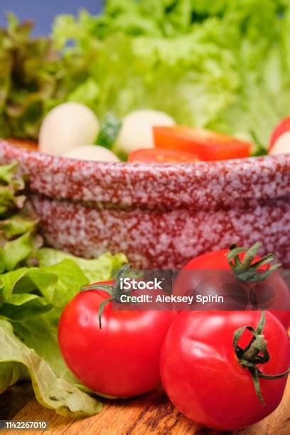 신선한 야채와 파란 배경에 모 짜 렐 라 샐러드 그릇 카프 라스 샐러드 양상추 체리 토마토 모 짜 렐 라 고급 요리에 대한 스톡 사진 및 기타 이미지 Istock