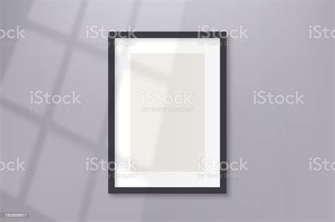 오버레이 그림자가 있는 전면의 라이트 월에 걸려 있는 사실적인 빈 그림 프레임 모의 구성을 위한 디자인 템플릿입니다 0명에 대한 스톡 벡터 아트 및 기타 이미지 Istock