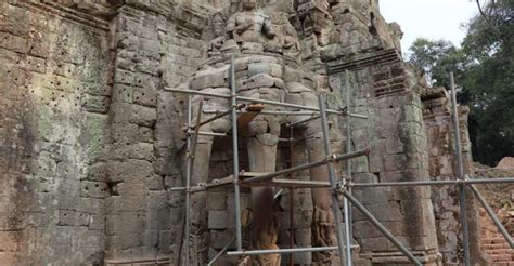 អាជ្ញាធរ ជាតិ អប្សរា ភ្ជាប់ ភ្លុក ដំរី ចំនួន មួយ ទៅ ក្បាលដំរី កណ្តាល របស់ ដំរី ក្បាល បី នៅ ជ្រុង