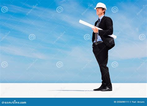 Constructor En Hardhat Con Planos Contra El Cielo Azul Retrato De Un