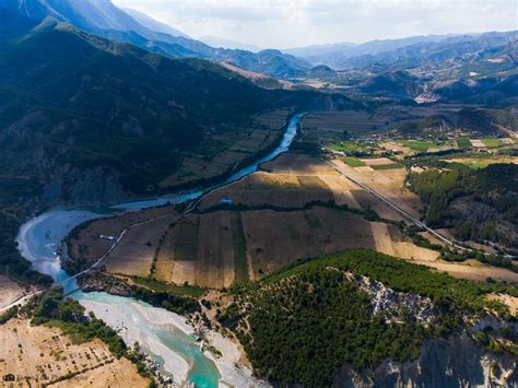 가을 장면 강 건축 경치 계절 고요함 골짜기 공중 촬영 관광 그림 같은 글로벌 여행 널찍한 농촌의 동부 부탄 드론 촬영 드론으로 찍은 사진 레저