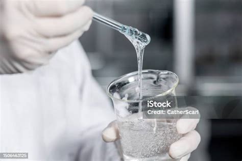 실험실의 직원은 산업용 접착제를 혼합하고 장갑을 끼고 전문 보호 복을 착용하고 있습니다 풀 문구류에 대한 스톡 사진 및 기타 이미지 풀 문구류 화학 과학 실험실