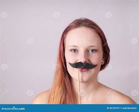 Giovane Donna Con I Baffi Falsi Immagine Stock Immagine Di Adulto