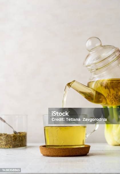 유리 컵에 담긴 회향 차 신선한 회향 전구 씨앗 찻주전자가 컵에 차를 붓습니다 밝은 배경의 흰색 나무 테이블 0명에 대한 스톡