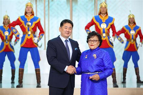 Ерөнхийлөгч Сувилагчдад төрийн дээд шагнал одон медаль гардуулав