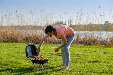 여자 하 고 고기와 야채와 그릴에 바베 큐 케밥 강둑에 여름 일몰 강에 대한 스톡 사진 및 기타 이미지 강 고기 굽기 Istock