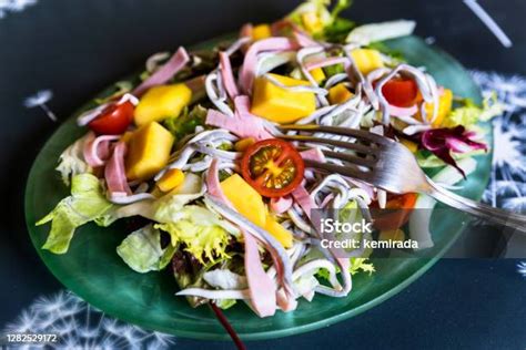 다양한 재료로 여러 가지 빛깔의 건강한 샐러드를 닫습니다 과일 채소 및 단백질 샐러드에 대한 스톡 사진 및 기타 이미지