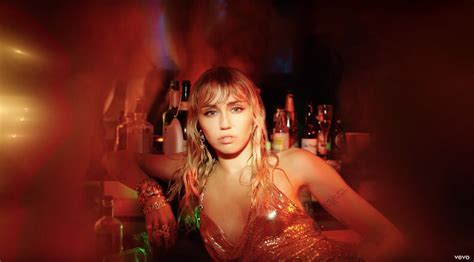 Sección Visual De Miley Cyrus Slide Away Vídeo Musical Filmaffinity
