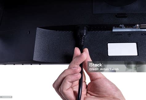 It 엔지니어가 손으로 케이블을 모니터에 삽입합니다 모니터용 Dvi 케이블을 컴퓨터 Pc에 연결하는 남자 손 Vga Dvi 디스플레이 포트 및 전원 케이블 의 손에 닫힙니다