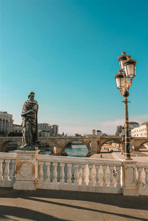 집 밖의 건축 관광 관광 명소 광장 구름없는 하늘 군중 기념물 다리 도시 도시 경관 도시 풍경 도시의 도심 동상 랜드마크 마케도니아 어 문화