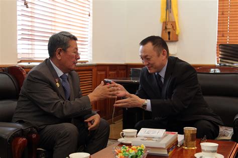 МУИС ийн захирал доктор Я Төмөрбаатар зурхайч доктор Л Тэрбишийг… Монгол Улсын Их Сургууль