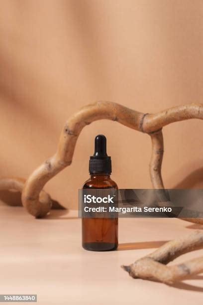 화장품 오일 필수 또는 혈청이 든 유리 스포이드 병은 가지가 있는 파스텔 배경에 서 있습니다 초본 동종 요법 제품 천연 유기농 스파 화장품 갈색에 대한 스톡 사진 및 기타