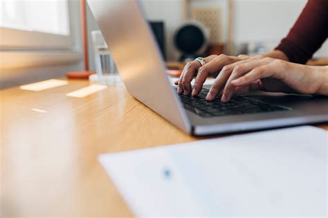 홈 오피스에서 그녀의 책상에 앉아 노트북 Pc 키보드에 입력 아프리카 계 미국인 여성의 손 클로즈업 30 34세에 대한 스톡 사진 및 기타 이미지 Istock