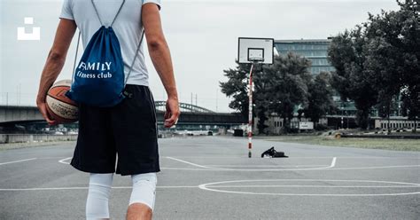 흰색 탱크 탑과 검은 반바지를 입은 남자가 낮에 회색 콘크리트 도로에 서 있다 사진 Unsplash의 무료 쾰른 이미지