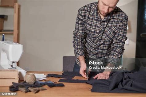 테일러커팅 울 원단 선 패턴을 참조하십시오 장인은 모직 직물의 나비 넥타이에 직사각형 공백을 만든다 섬유 스튜디오에서 재봉틀로 작업할 수 있습니다 가위에 대한 스톡 사진 및