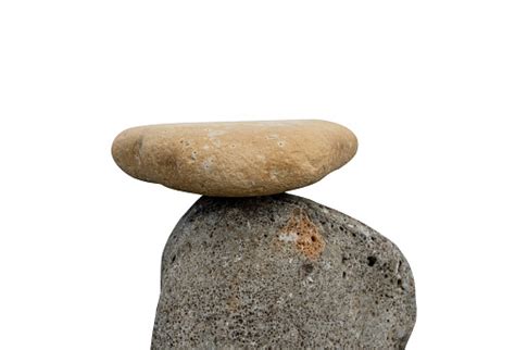 흰색 배경에 고립 된 돌 연단 제품 디스플레이를위한 바위 선반 베이지 색과 회색 Srack Rock 해변의 바다 돌 거친 질감의 표면을 가진 절벽 바위 자연석 무대에 대한